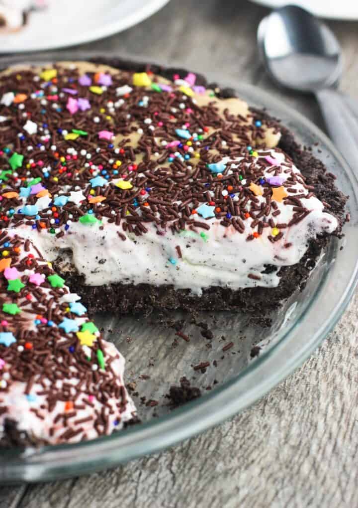 No-Bake Ice Cream Pie with a Cookie Crust - My Sequined Life
